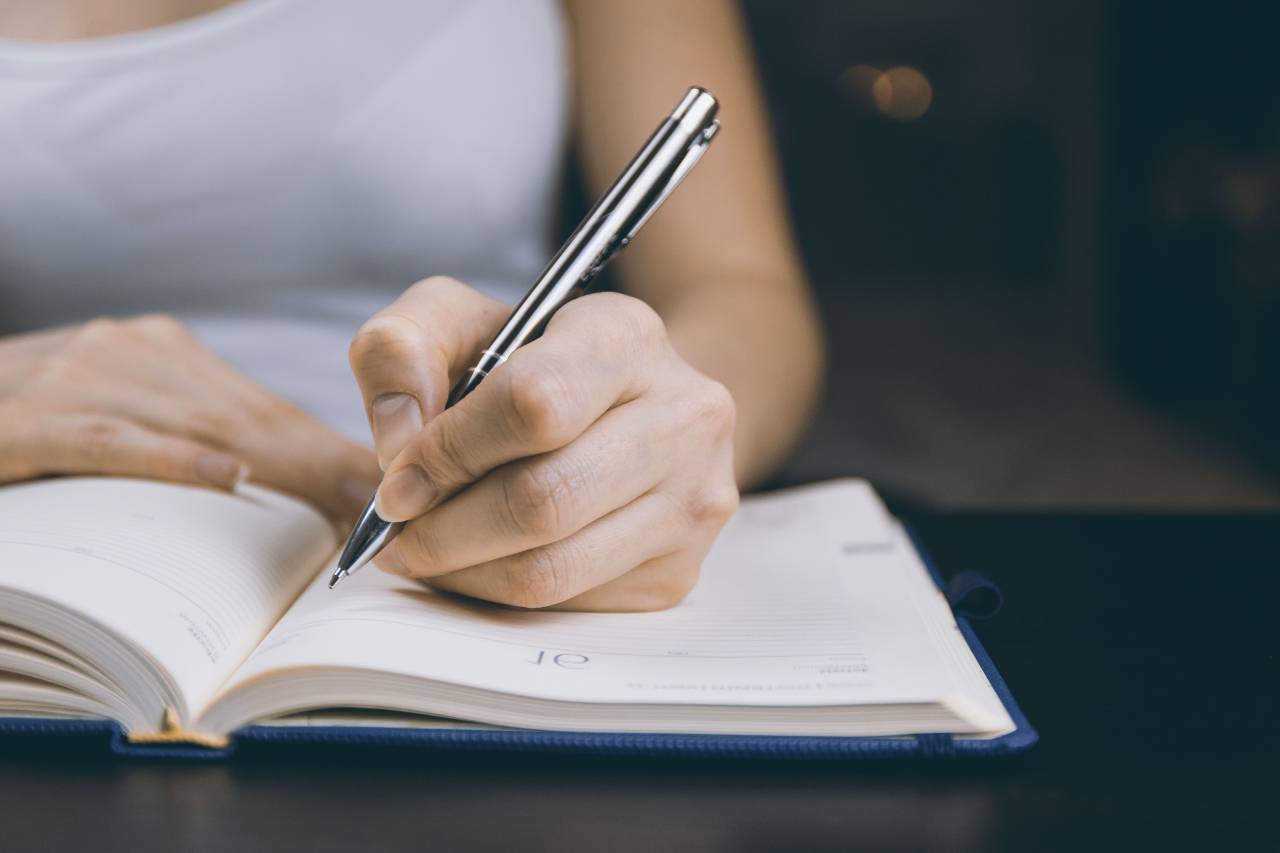 🥇 Imagen de mujer escribiendo bloc de notas bolígrafo escribir garabato ... 🥇 Imagen de mujer escribiendo bloc de notas bolígrafo escribir garabato ...
