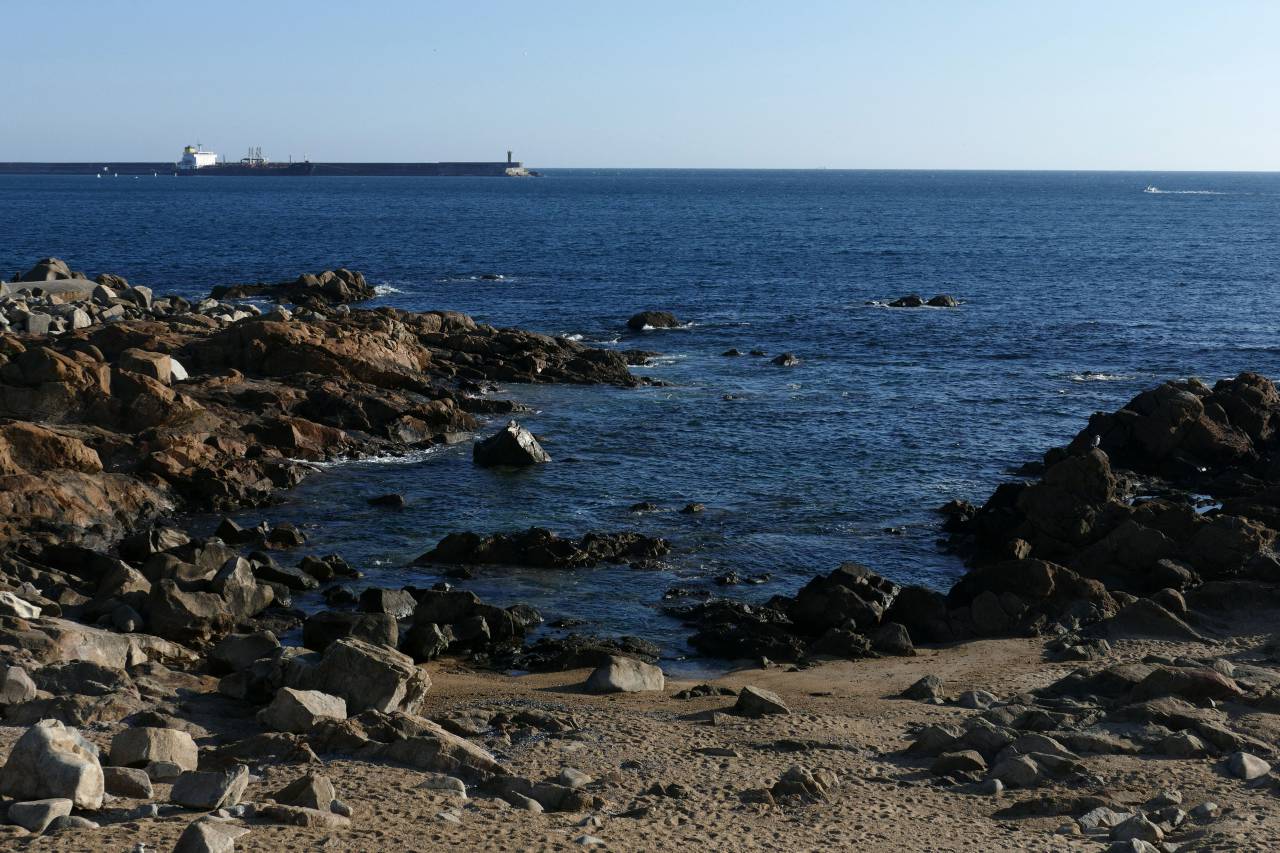 🥇 Image of ocean water shore rocks sky nature outdoors - 【FREE PHOTO ...